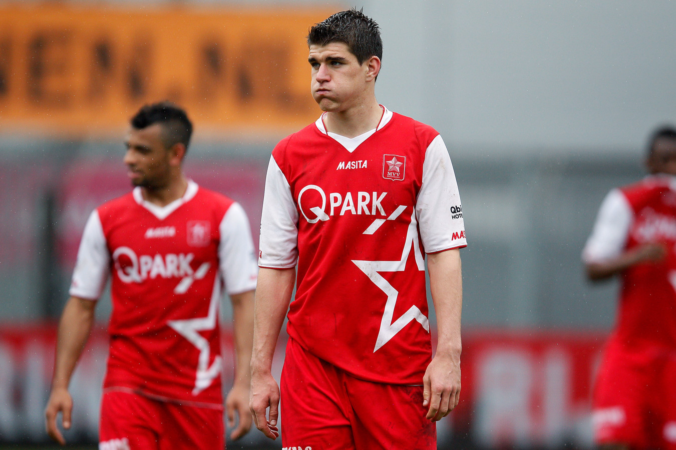 ADO Den Haag aast op MVV-verdediger Kuipers | Foto | bndestem.nl