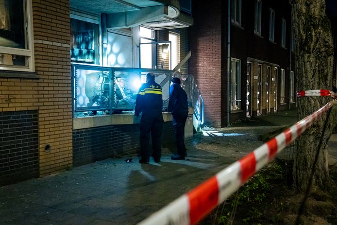 Explosie voor woning aan Rotterdamse Riederlaan, verdachte vlucht op ...
