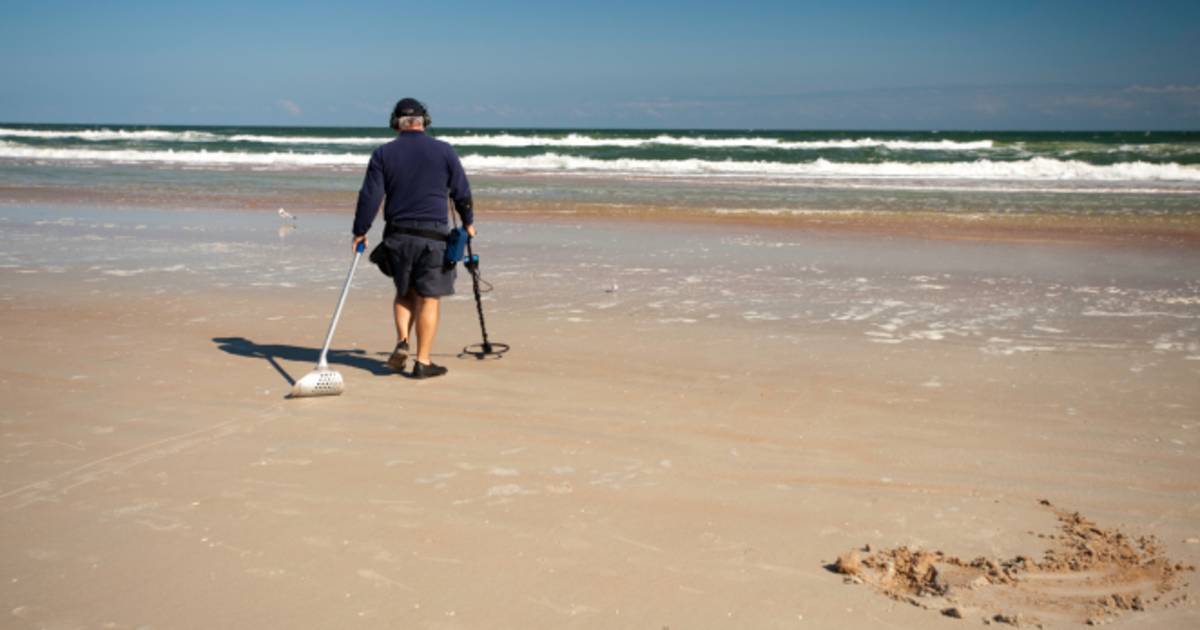 Jongen vindt granaat op strand met metaaldetector | Binnenland | AD.nl
