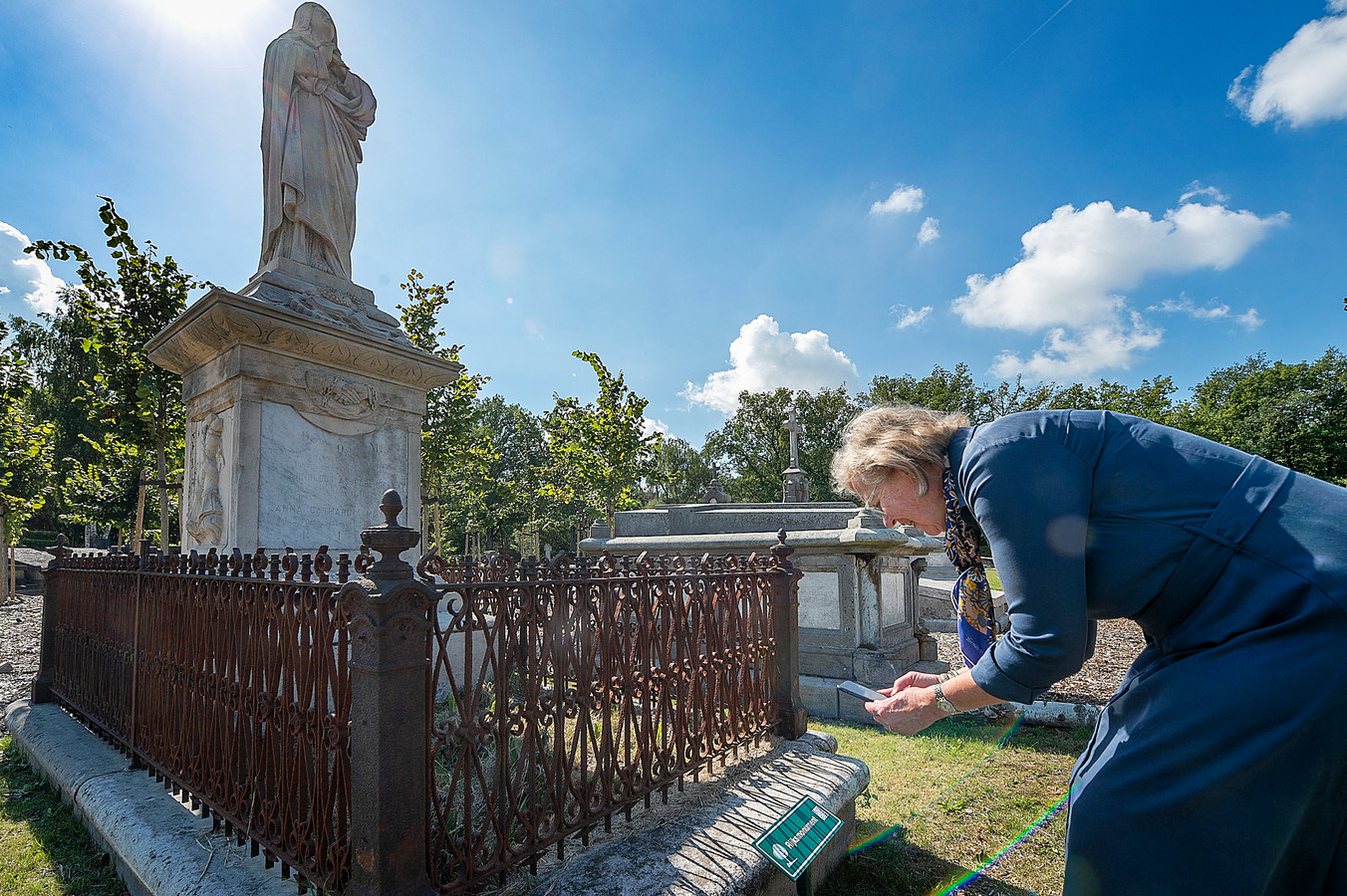 ‘Modern’ wandelingetje langs monumentale graven op begraafplaats in ...