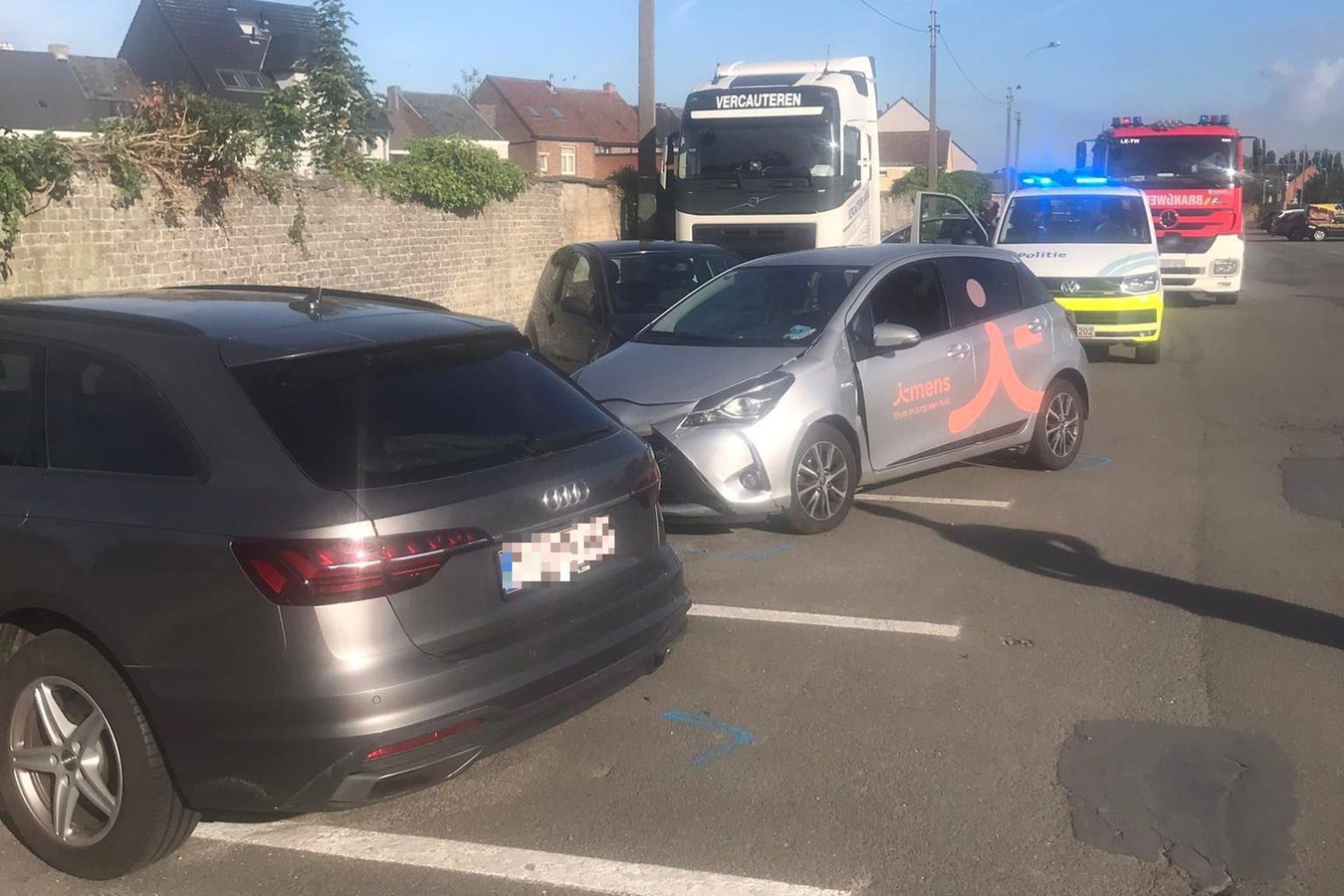 Vrouw wordt onwel achter het stuur op stationsparking: twee geparkeerde ... Vrouw wordt onwel achter het stuur op stationsparking: twee geparkeerde ...