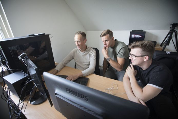 Vloggers uit Gemert scoren op Youtube met broodje okselhaar eten ...