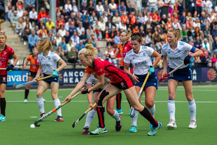 Lisa Post en Trijntje Beljaars van Oranje-Rood naar SCHC | Hockey | ed.nl
