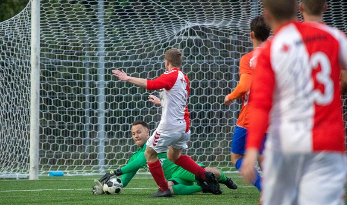 Speler SVHA onwel in warming-up; SDOO regelt net op tijd andere scheids ...