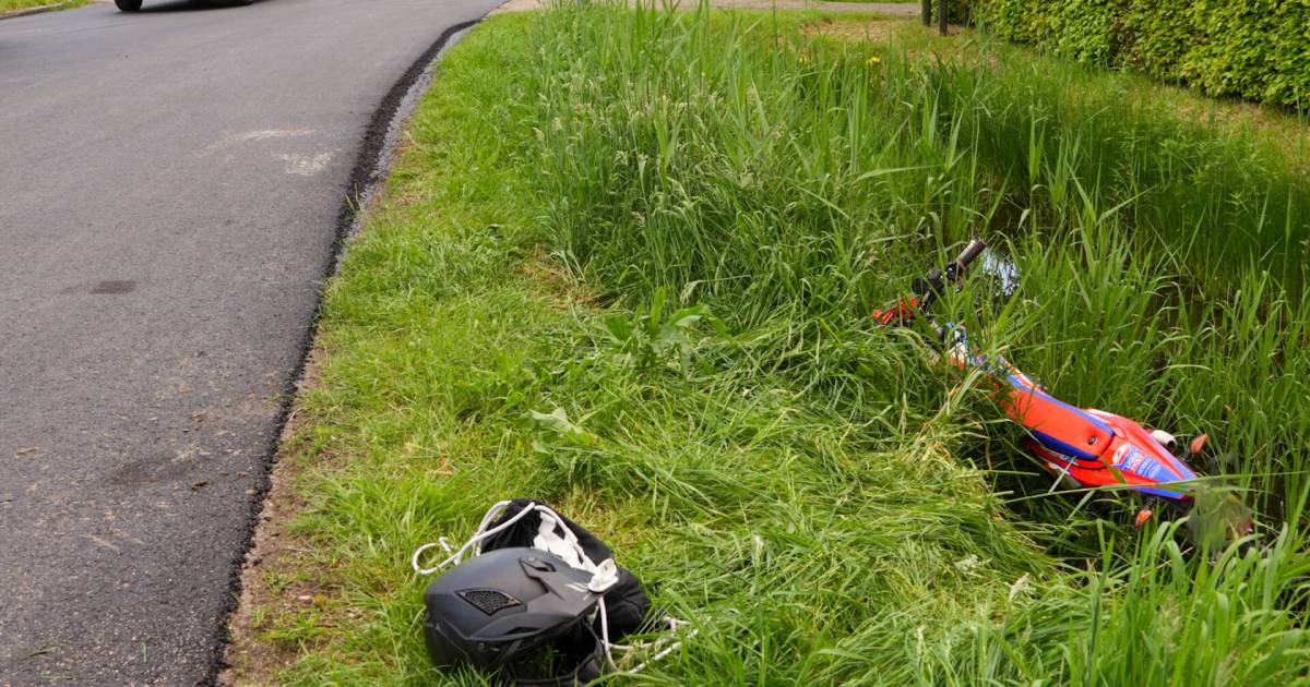 Jongeman slipt op crossbrommer door berm en belandt in de sloot in ...
