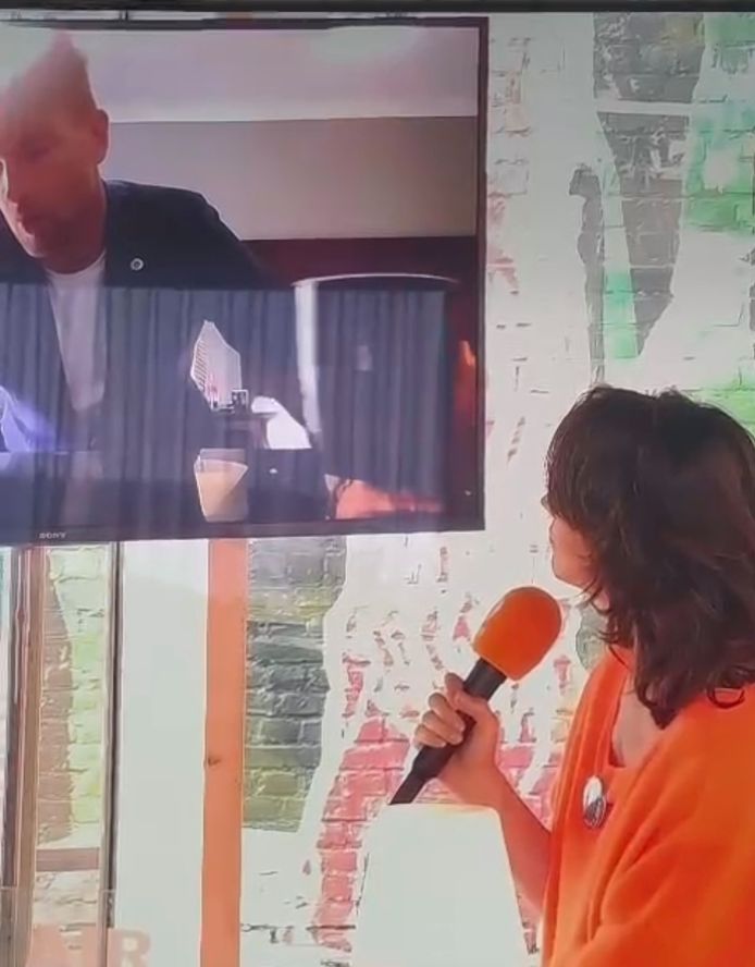 Oeps! Plots blote vrouwenbenen in beeld bij interview Ruben Van Gucht ...