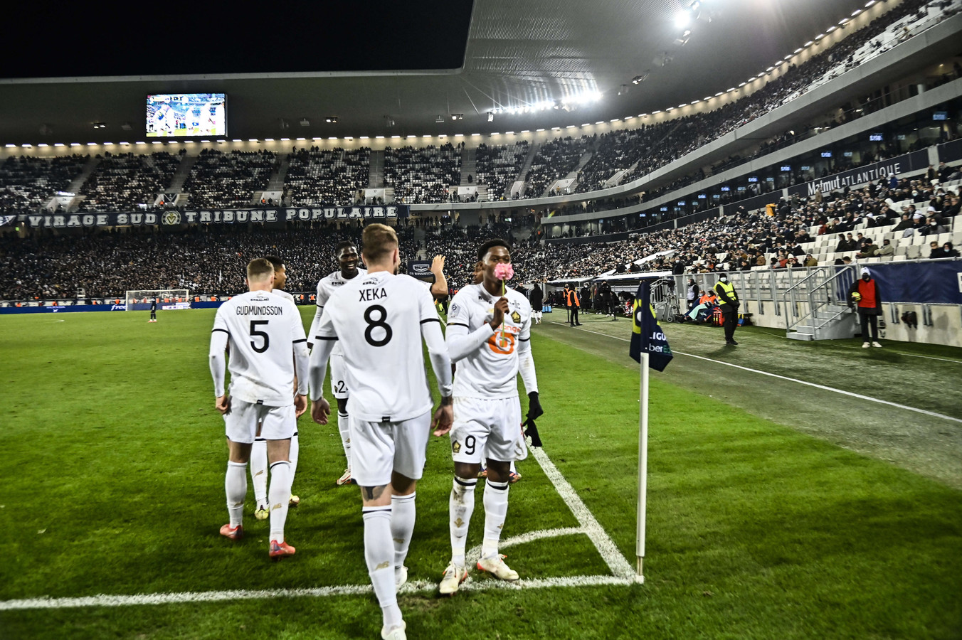 Een roos voor Rose: Jonathan David eert 2 jaar geleden overleden mama ...