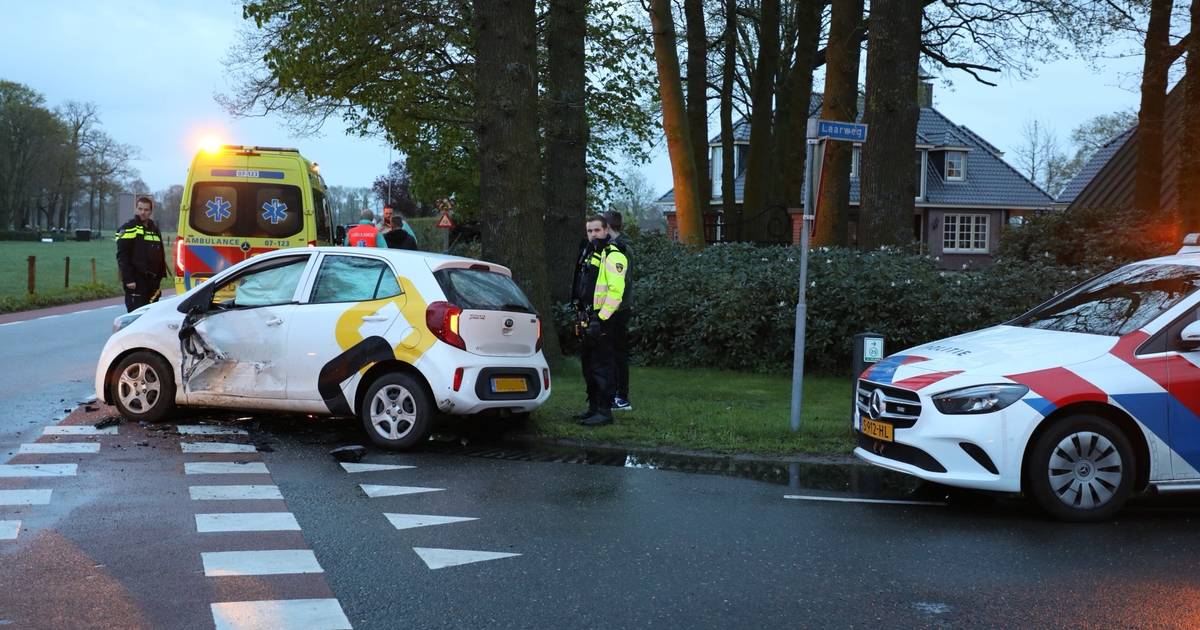 Twee personen gewond na botsing tussen bestelbus en personenauto | Ede | gelderlander.nl