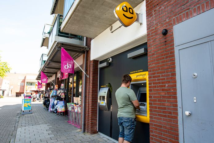 Geldmaat Vroomshoop wéér kapot, net nu het kermis is: ‘Zo kan het niet ...