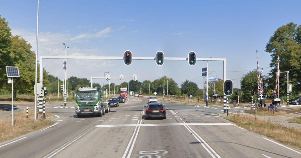 Vijf dagen lang werkzaamheden aan verkeerslichten op drukke Rhenense kruising | Rhenen | AD.nl