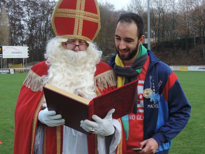 Zwarte Pieten spelen voetbal tegen ouders GBO-leerlingen | Overijse ...