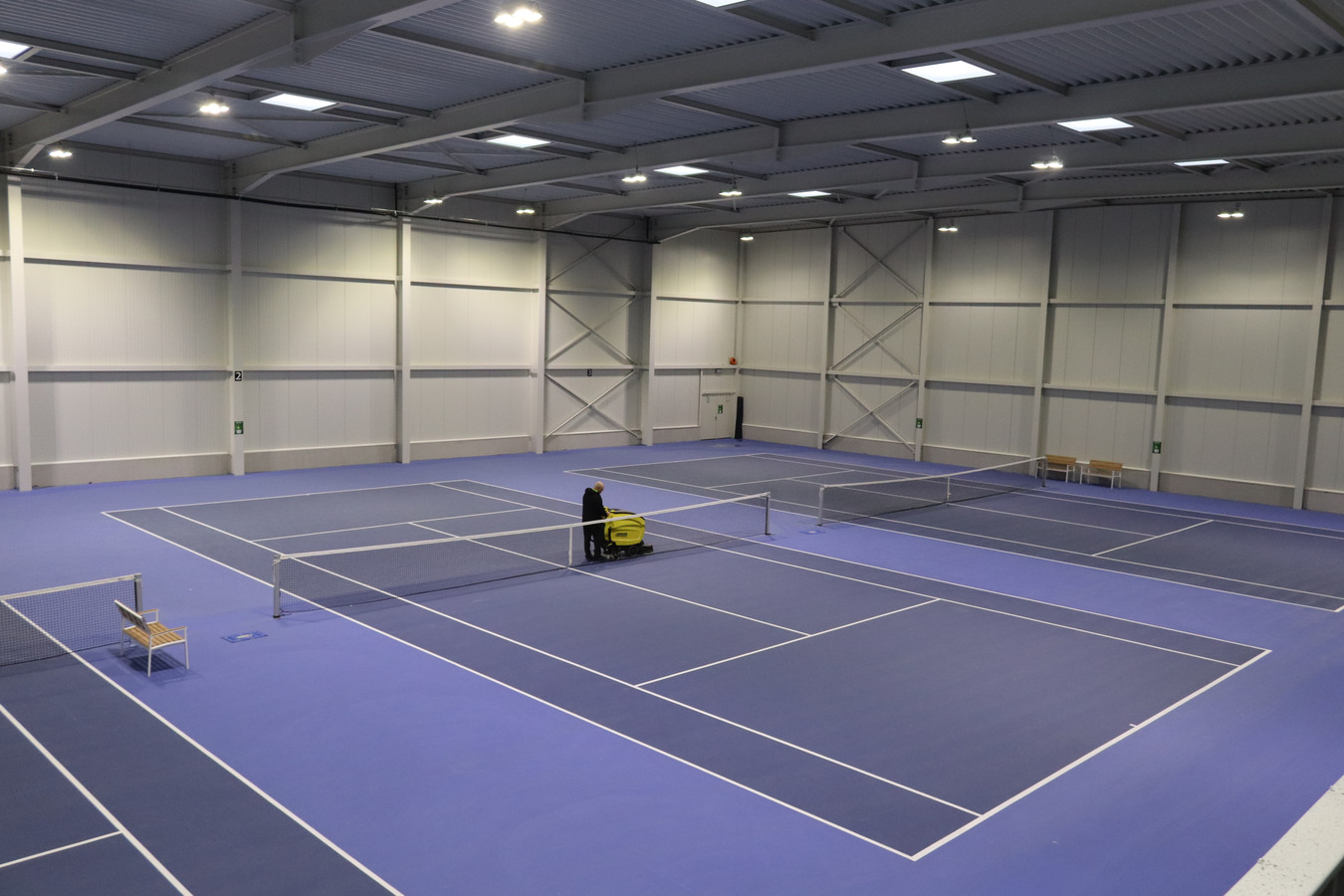 Gloednieuw indoor padel- en tenniscomplex opent de deuren: “Spelen in ...