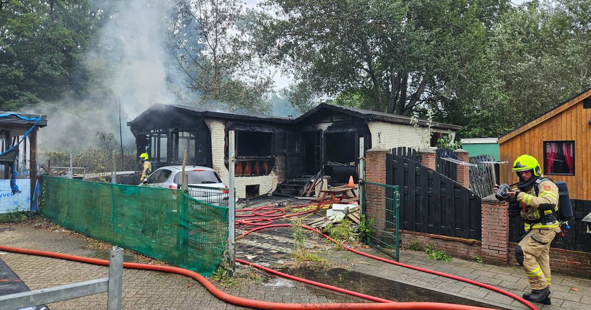 Woonwagen verwoest door uitslaande brand in Arnhem; rook van ver te ...