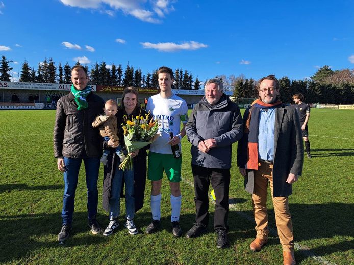 Tom Adams (32) gehuldigd voor 350 wedstrijden bij Minderhout VV ...