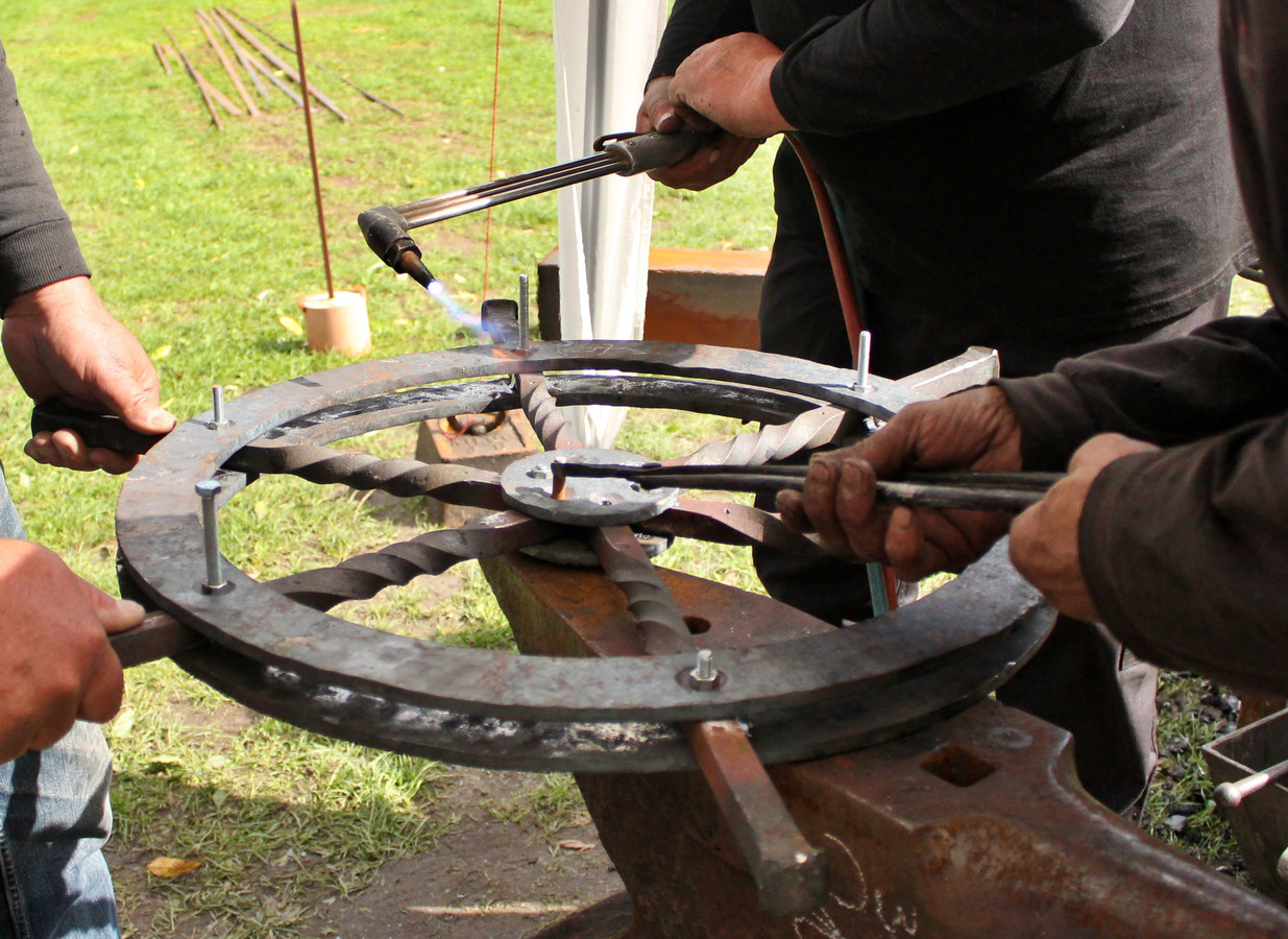 Nationale en internationale smeden maken samen kunstwerk tijdens ...