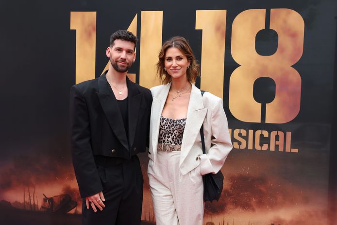 IN BEELD. Maureen Vanherberghen voor het eerst met babybuik op de rode ...