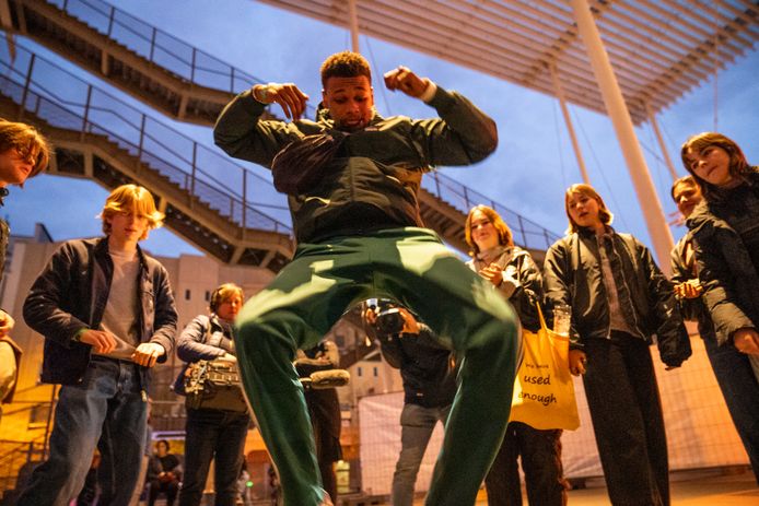WE OUTSIDE-festival komt traag op gang op het Theaterplein: “Een ...