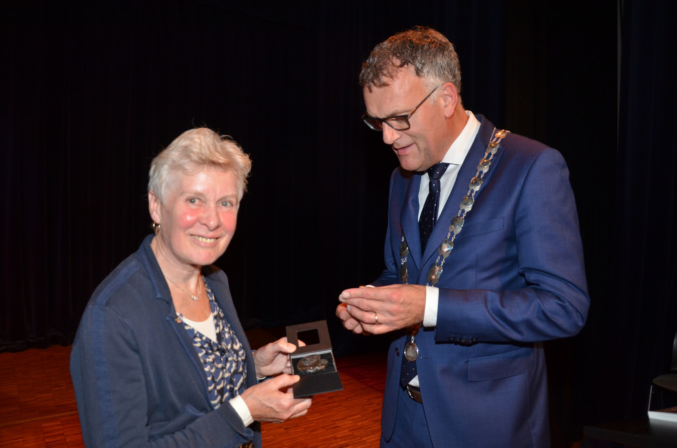 Zilveren legpenning van Oisterwijk voor Hennie van Schooten ... Zilveren legpenning van Oisterwijk voor Hennie van Schooten ...