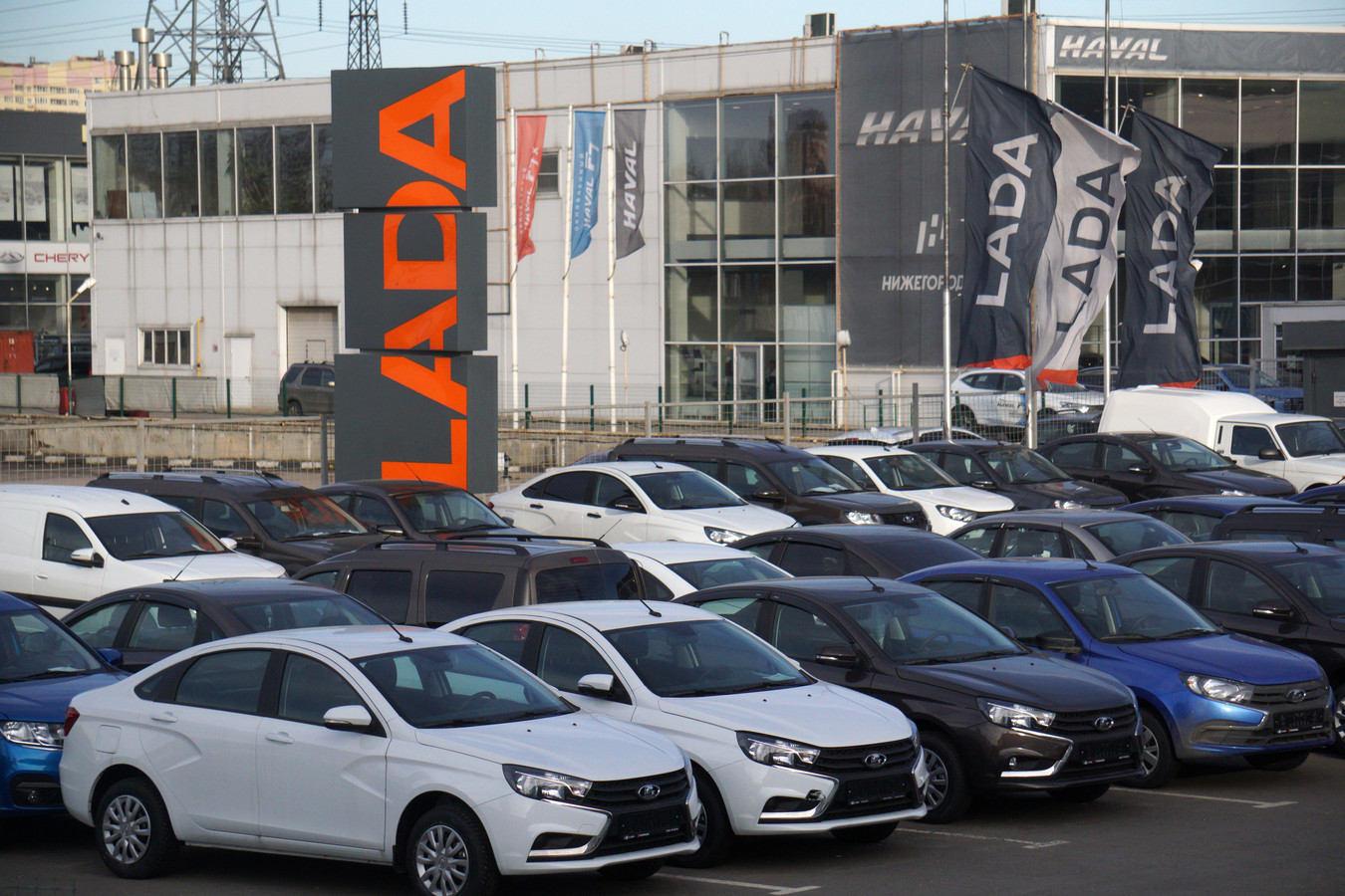 Grote automerken vertrekken uit Rusland: Russen gaan weer ‘eigen’ Lada ...