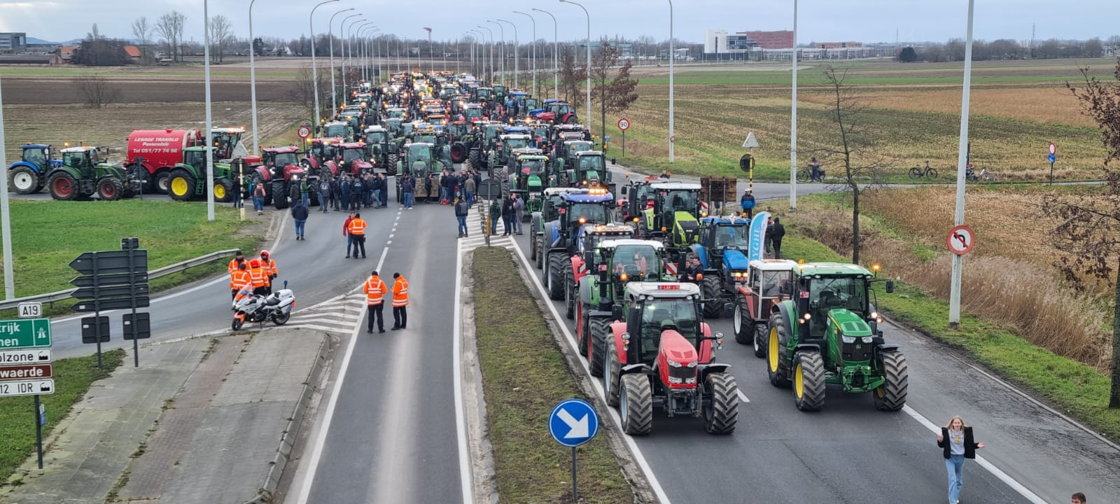 Boeren blokkeren afrit A19 in Ieper: voorlopig beperkte hinder | Foto ...