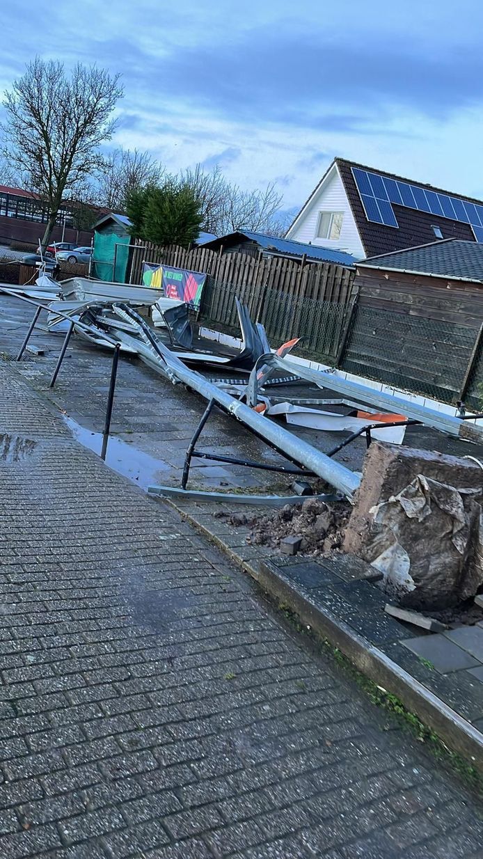 Storm Louis houdt huis in Melissant: overkapping en lichtmast van ...