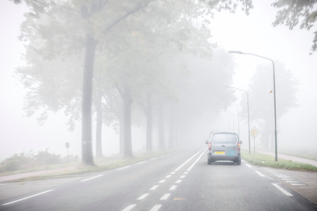 Knmi Waarschuwt Voor Dichte Mist In Grote Delen Van Het Land Vanaf 7 00 Uur Geldt Code Geel