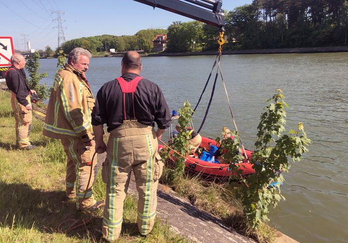 Brandweer vist voor zesde keer op vijf dagen tijd dode ree uit ...
