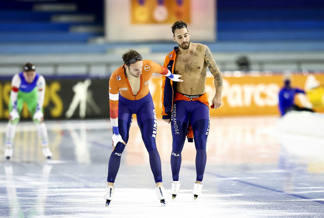 Kjeld Nuis verslaat titelverdediger Thomas Krol op 1500 meter en tankt ...