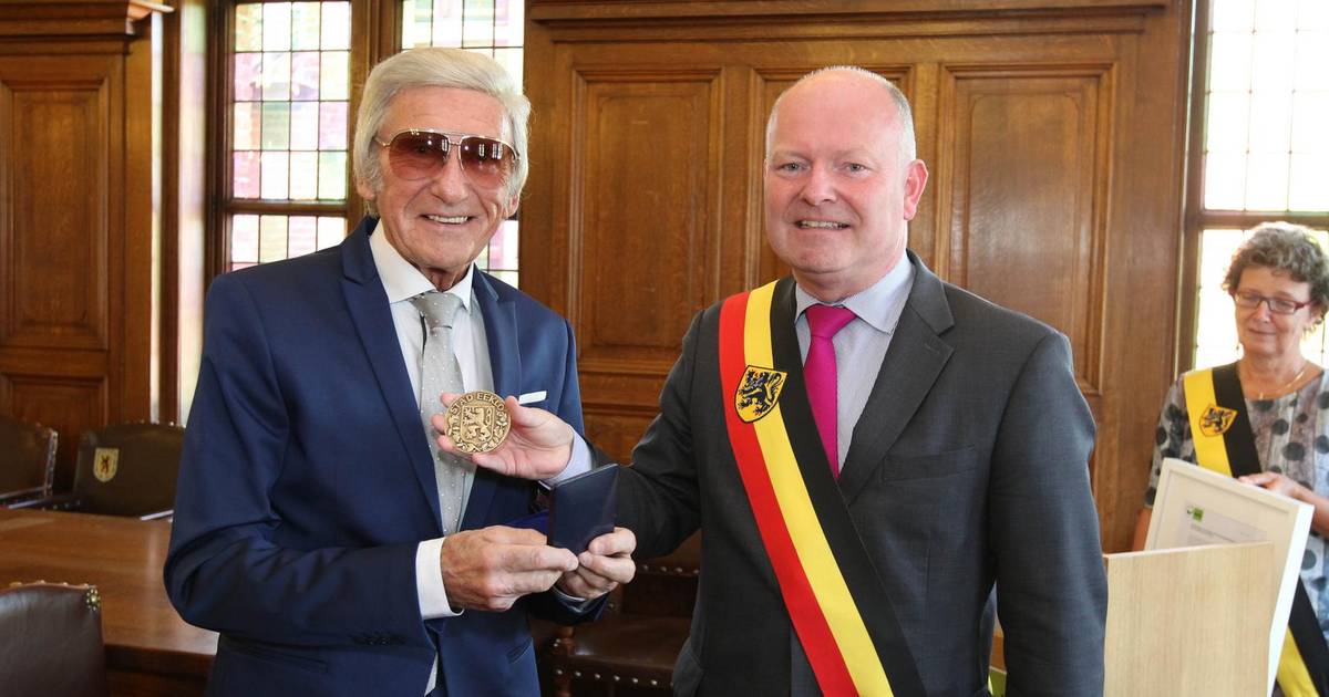 Johan Stollz krijgt stadsmedaille | Eeklo | hln.be
