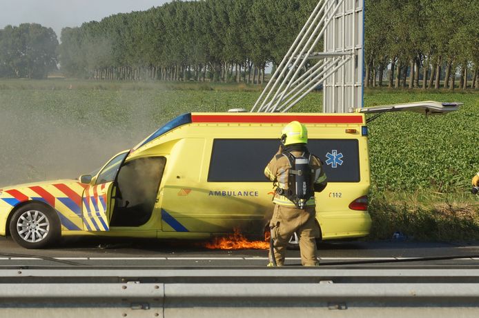 Ambulance raakt betrokken bij ongeval op snelweg en vliegt in brand ...