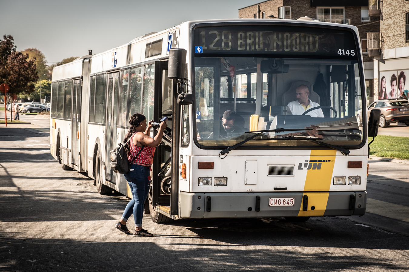 Oude bussen De Lijn tussen Ninove en Brussel worden vervangen door ...