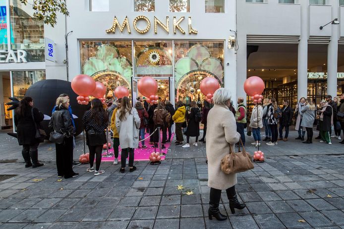 Grootste Monki ter wereld opent op de Meir | Antwerpen | hln.be