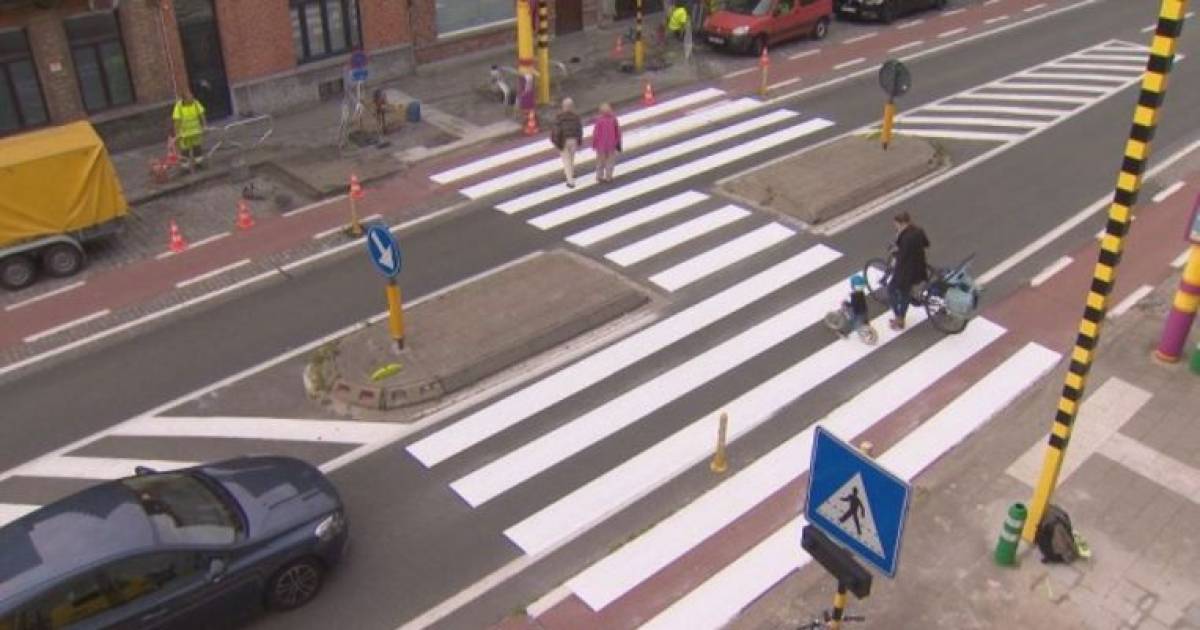Gevleugeld zebrapad moet voetgangers beter beschermen | Auto | AD.nl