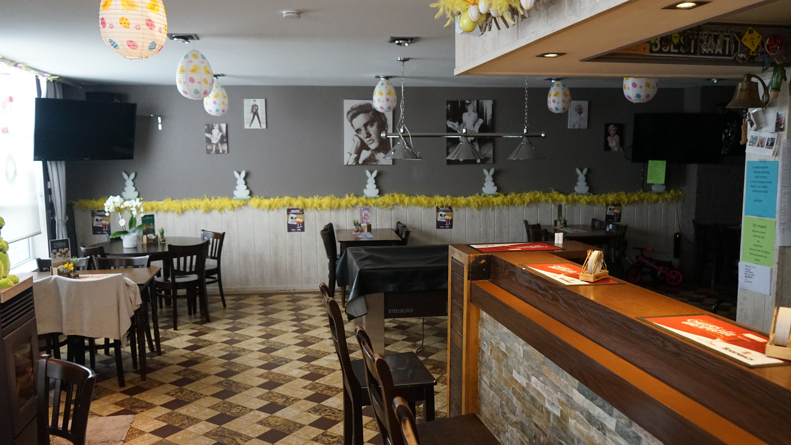 Café De Bijl viert tienjarig bestaan met stamgasten: “We zijn één grote ...