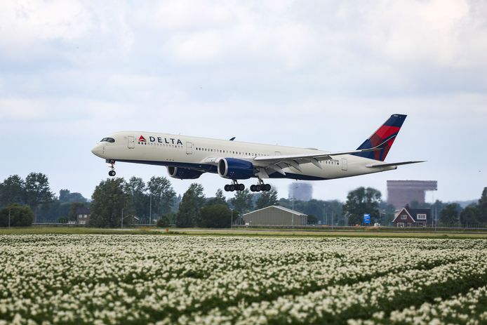 Passagiers Delta-vlucht uit Amsterdam overnachten op legerbasis in ...