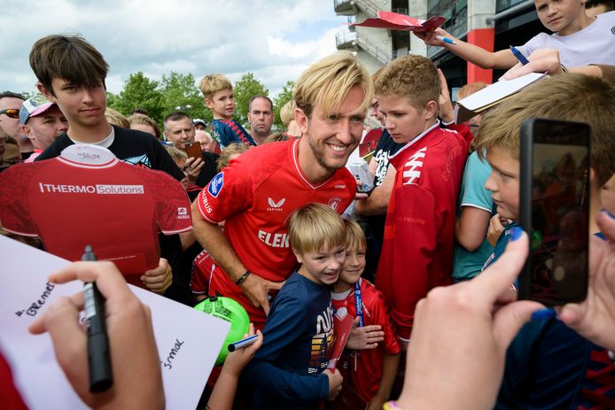 Duizenden FC Twente-fans klaar voor nieuw seizoen, spelers zingen ...