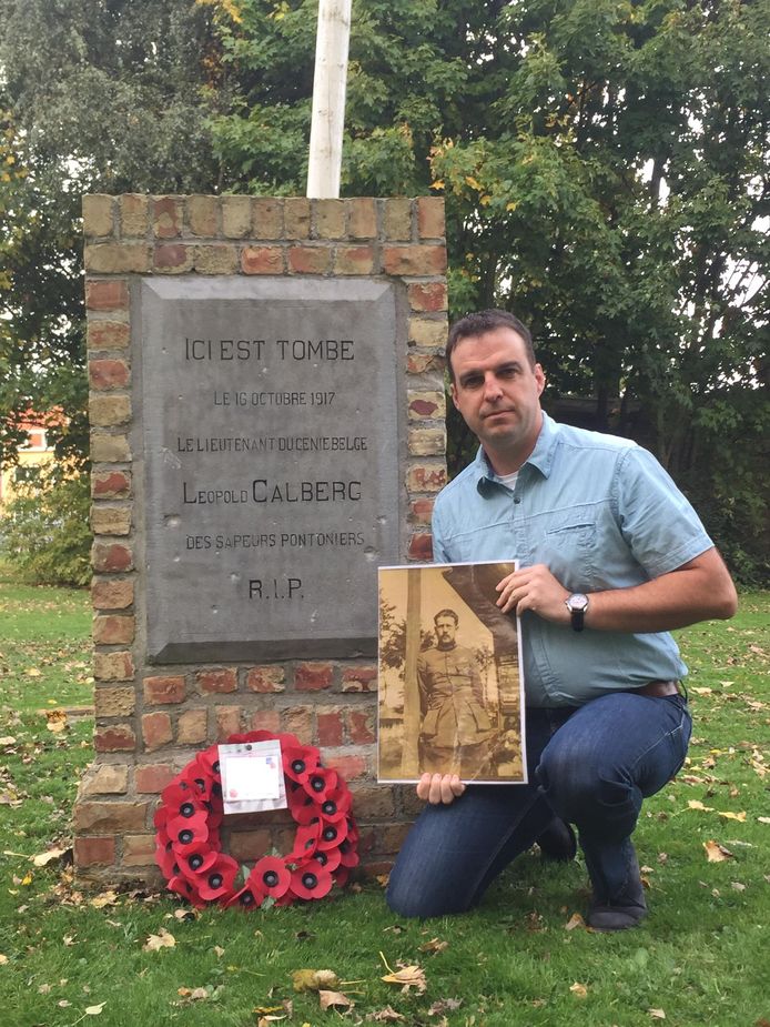 Kristof Jacobs koopt zelf krans om luitenant Calberg te eren ...