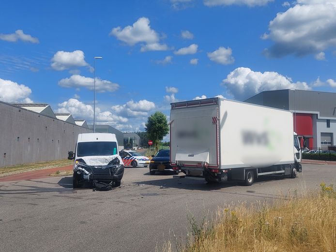 Botsing tussen vrachtwagen en bestelbus: man gewond | Ede | gelderlander.nl