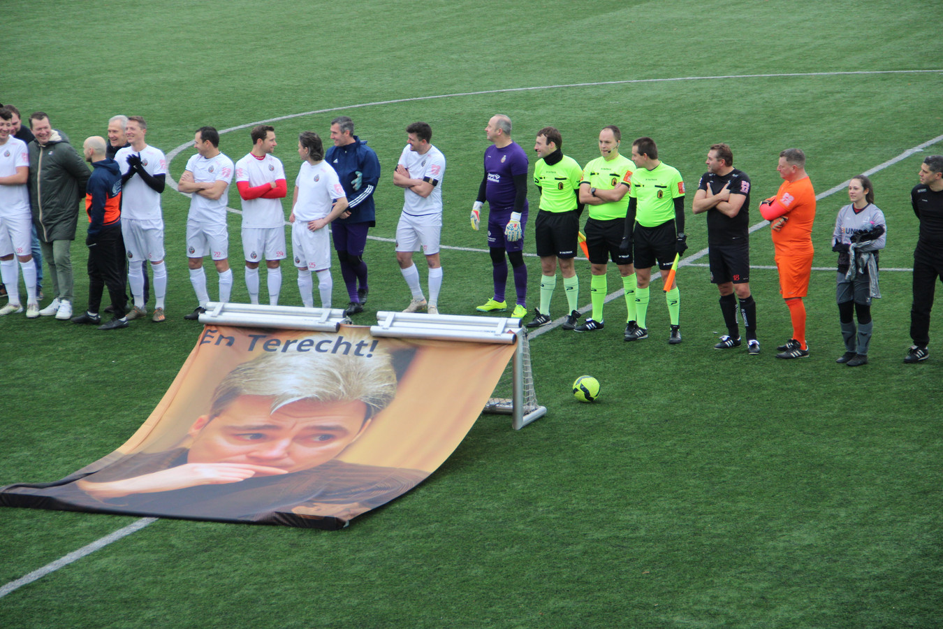 Benefietwedstrijd eert overleden voetbalcoach Peter Devos (55): “Het ...
