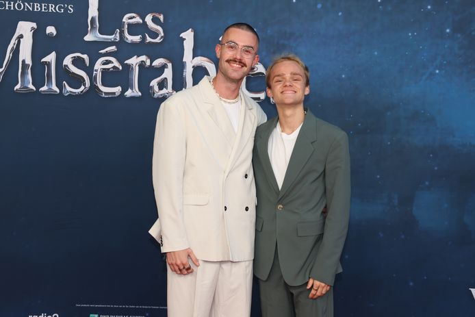 IN BEELD. Erik Van Looy vergezeld door supermodel op première van ‘Les ...