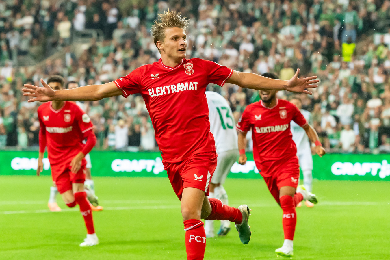 Sem Steijn schiet FC Twente vlak voor einde naar laatste voorronde Conference League | Foto | AD.nl