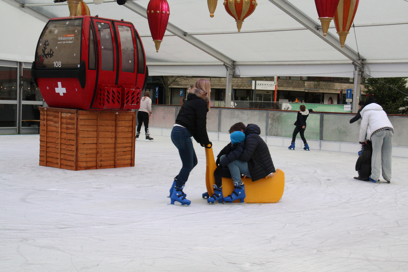 IN BEELD. Overdekte ijspiste en kerstdorp in De Panne geopend | Foto ... IN BEELD. Overdekte ijspiste en kerstdorp in De Panne geopend | Foto ...