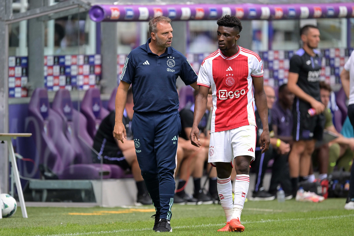 Maurice Steijn spreekt klare taal bij Ajax: ‘Ophouden met zeuren en ...