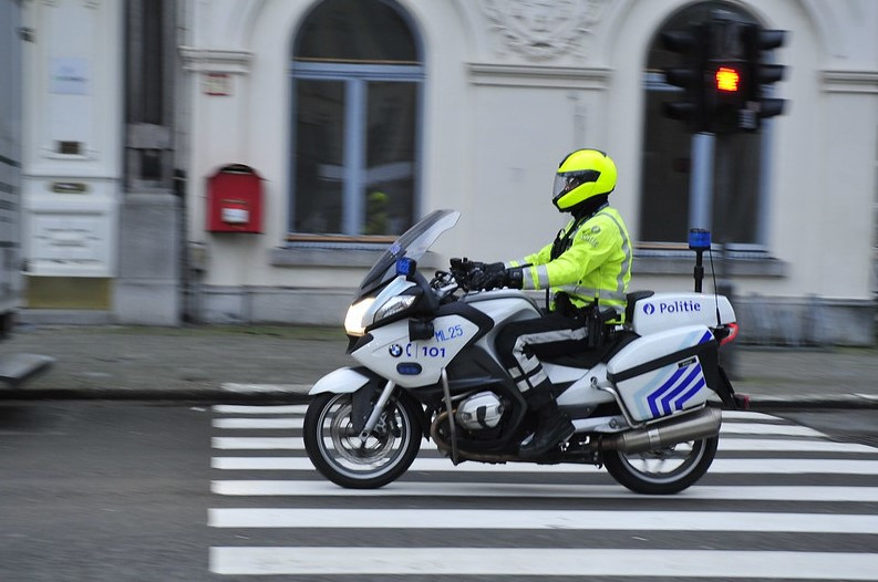 Geseinde man gepakt met cocaïne en 1.600 cash in onderbroek | Foto | hln.be Geseinde man gepakt met cocaïne en 1.600 cash in onderbroek | Foto | hln.be