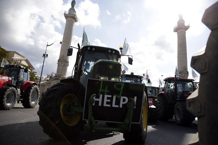 Boze Franse boeren rijden Parijs binnen | De Morgen Boze Franse boeren rijden Parijs binnen | De Morgen