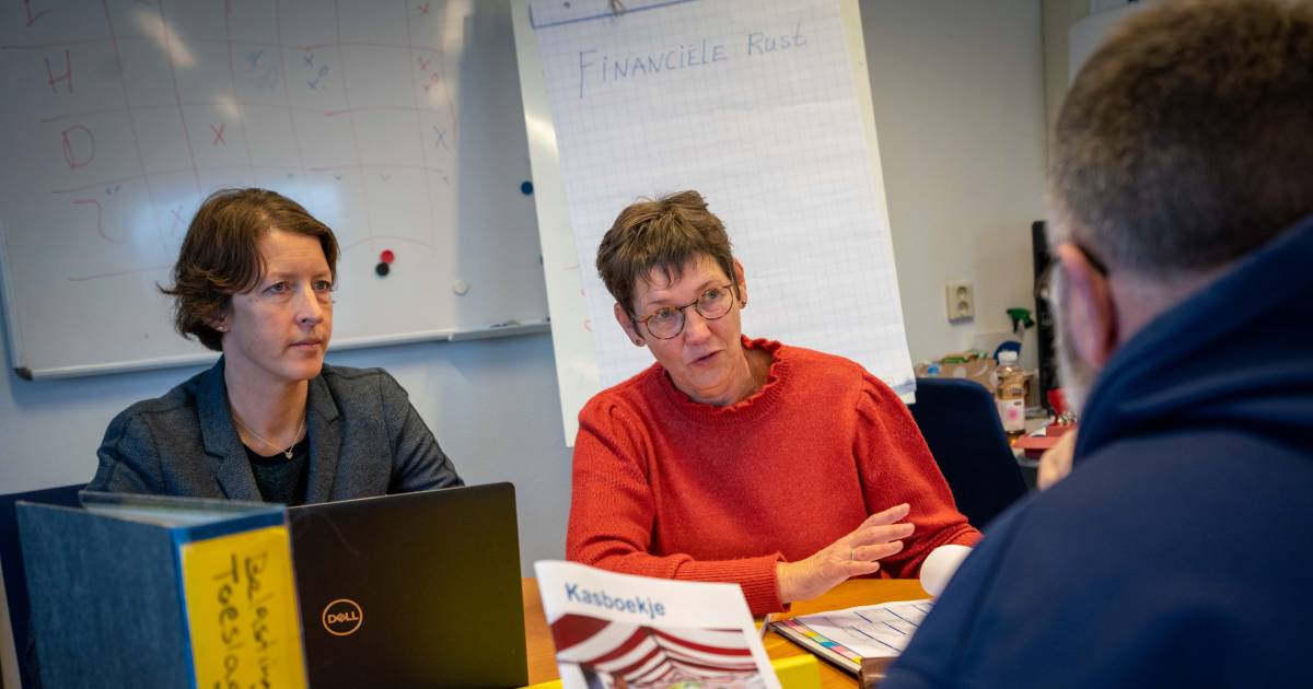 Hoe help je iemand met geldproblemen? ‘Wij zeggen nooit: doe de hond ...