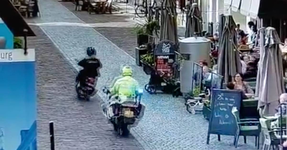 Motoragent gaat achter duo op brommer aan, maar achtervolging krijgt ...