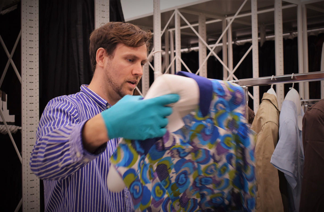 Tussen kunst van miljoenen euro’s hangt ineens een V&D-jas, en die moet ...