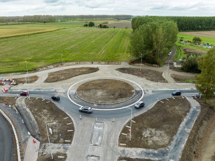 Opening rotonde bij Oude Zoutdijk Hulst laat langer op zich wachten, asfaltering nog niet ...