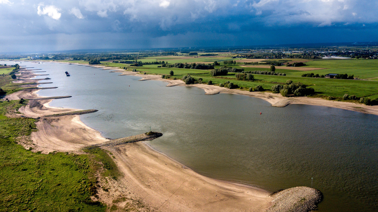 'Drempel in de Waal' brengt schippers met laagwater in problemen | Foto ...